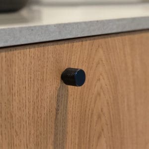 Knopp Helix matt svart Ø20 – frontapply.se