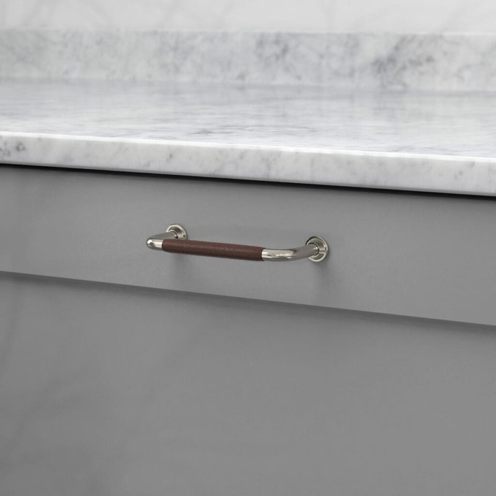 Handtag 1353 förnicklad / läder svept brun – frontapply.se