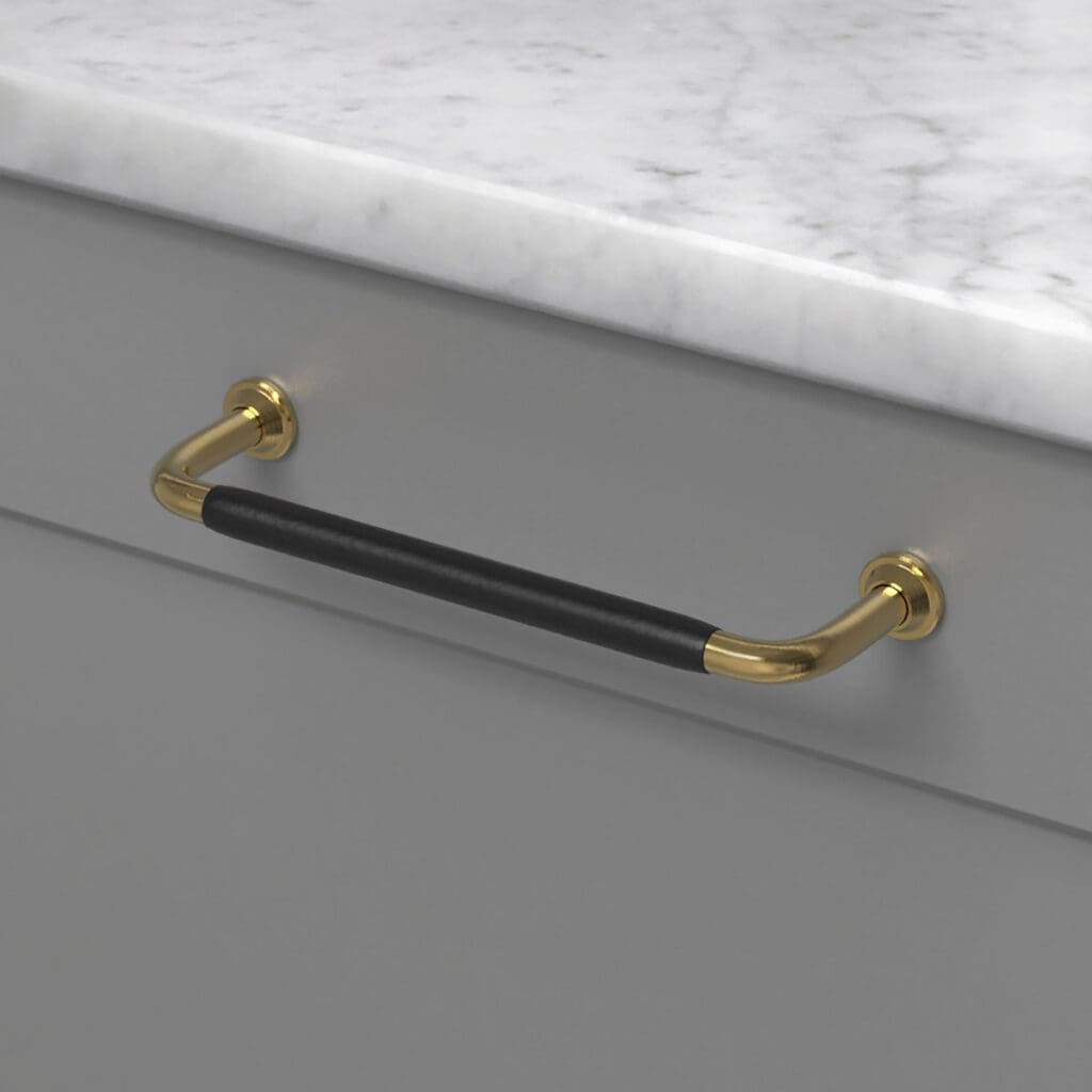 Handtag Brohult M polerad mässing / svart – frontapply.se