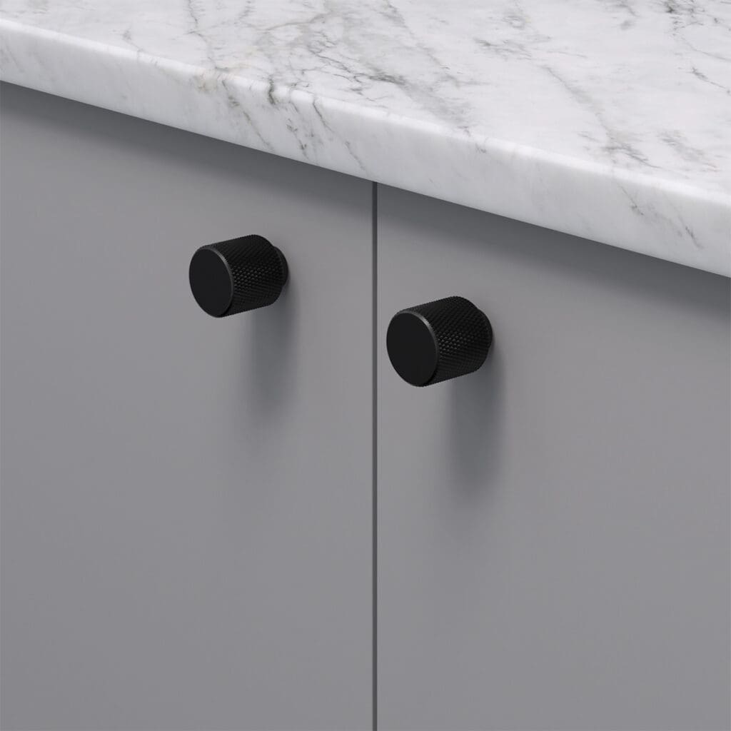 Handtag Helix med bricka / matt svart – frontapply.se